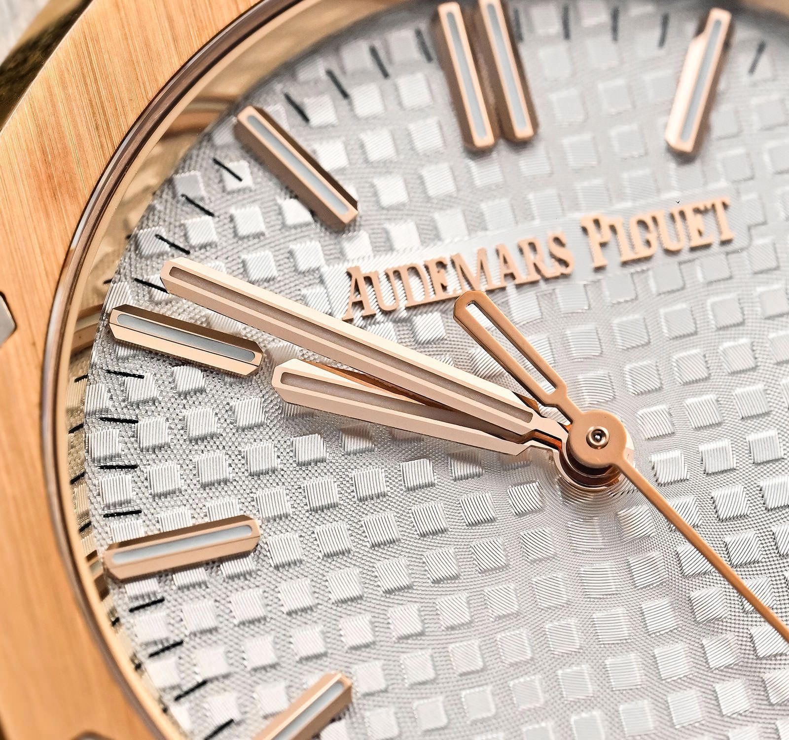 Pre-Owned Audemars Piguet Royal Oak Unisex Watch in Silver Colour Dial