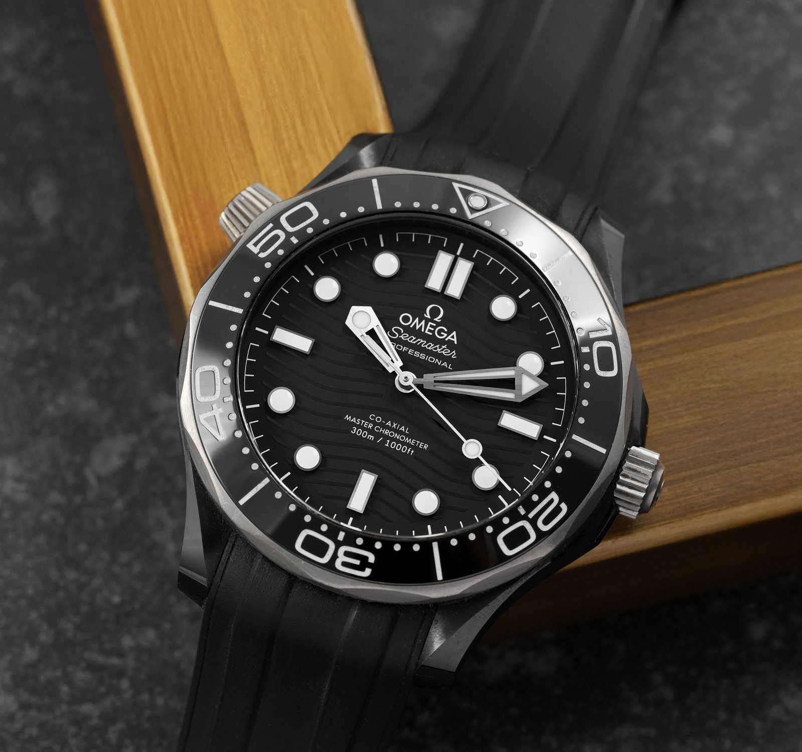 Pre-Owned Omega Seamaster Men Watch in Black Colour Dial